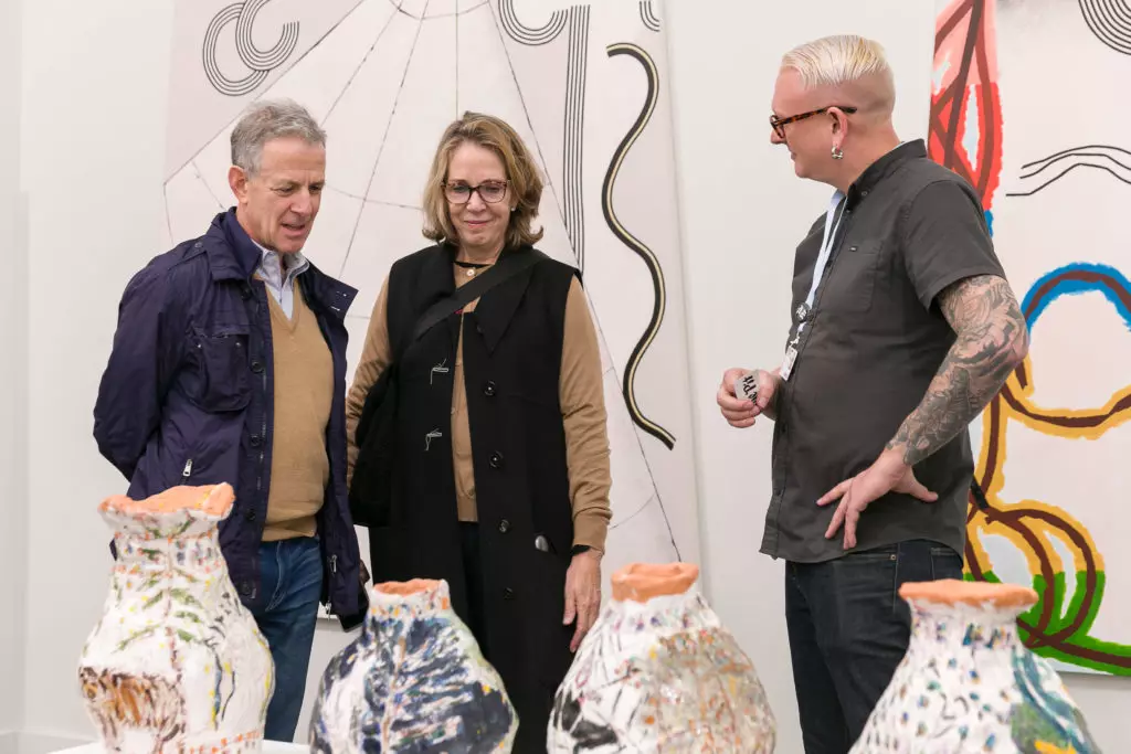 A látogatók a Frieze Los Angeles galériásaival beszélgetnek. Fotó: Mark Blower, a Frieze jóvoltából.