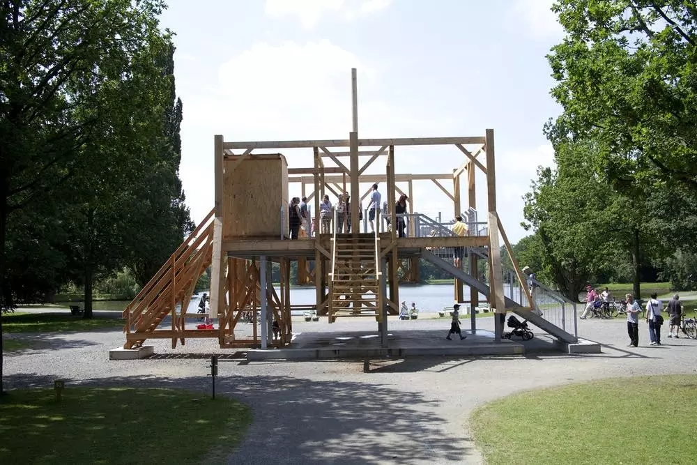 Sam Durant, Scaffold. Được sự cho phép của nghệ sĩ, Blum & Poe, Paula Cooper Gallery, Praz-Delavallade và Sadie Coles HQ. Ảnh của Rosa Maria Ruehling.