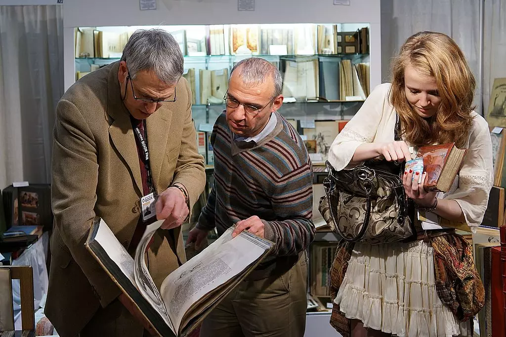 Mga nanambong sa 2013 New York Antiquarian Book Fair. (Hulagway ni Spencer Platt/Getty Images)