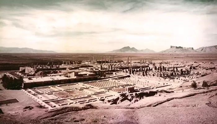 Mkpọmkpọ ebe nke Persepolis, anya site na ndịda ọwụwa anyanwụ. Foto sitere n'aka Ali Mousavi