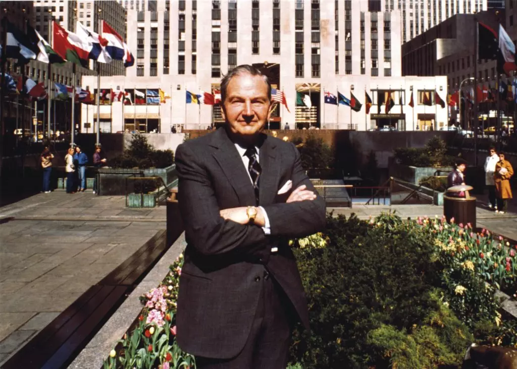 Ο David στο Rockefeller Plaza, Απρίλιος 1982. Εικόνα © Rockefeller Archive Center.