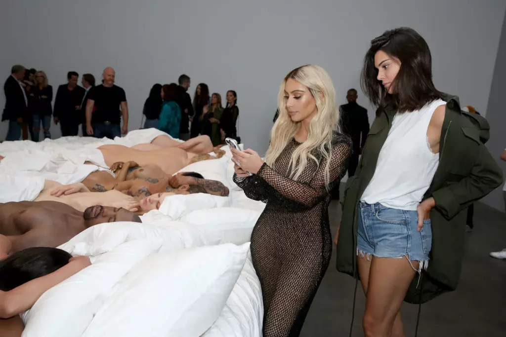 Kim Kardashian y Kendall Jenner asisten a un evento de exhibición privada de Famous by Kanye West en Blum & Poe, Los Ángeles, California. Foto de Rachel Murray/Getty Images para Kanye West.