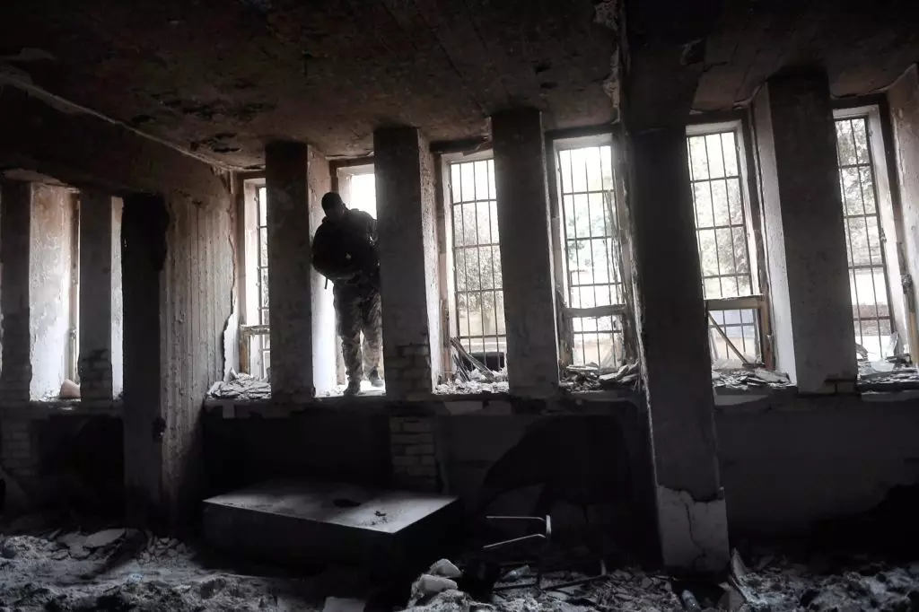 Un membre des forces irakiennes pénètre dans le bâtiment détruit du musée de Mossoul. Photo ARIS MESSINIS/AFP/Getty Images