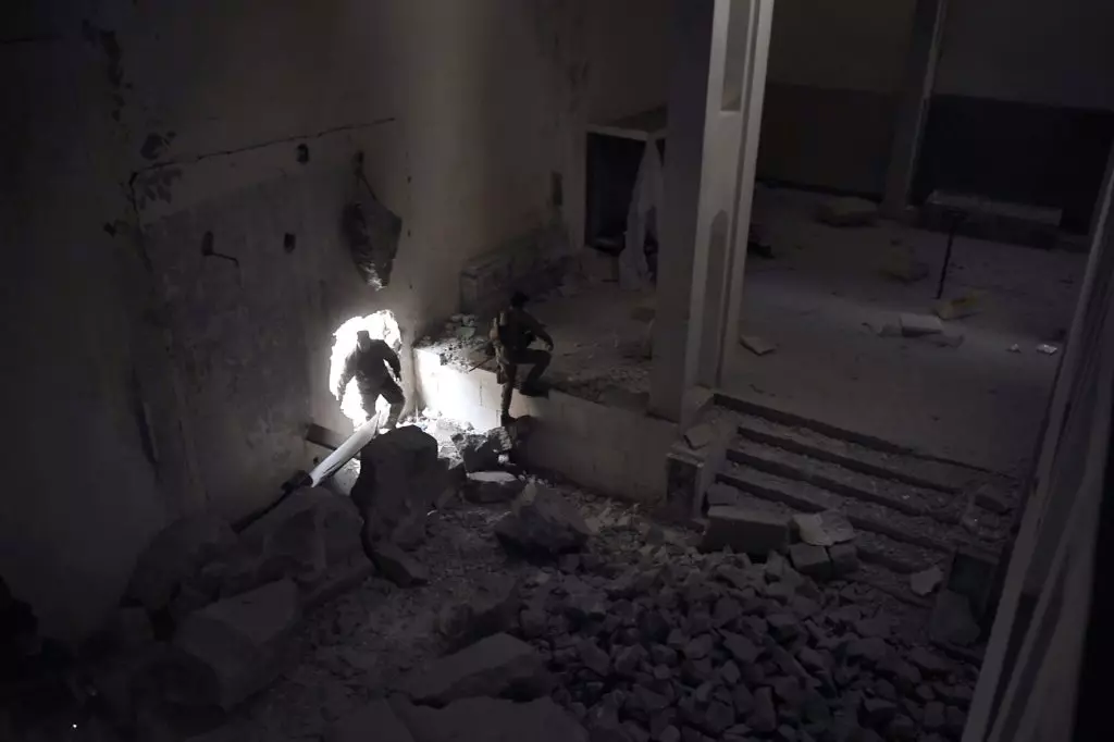 L'entrée principale du musée se fait maintenant par un trou dans le sous-sol. Photo ARIS MESSINIS/AFP/Getty Images