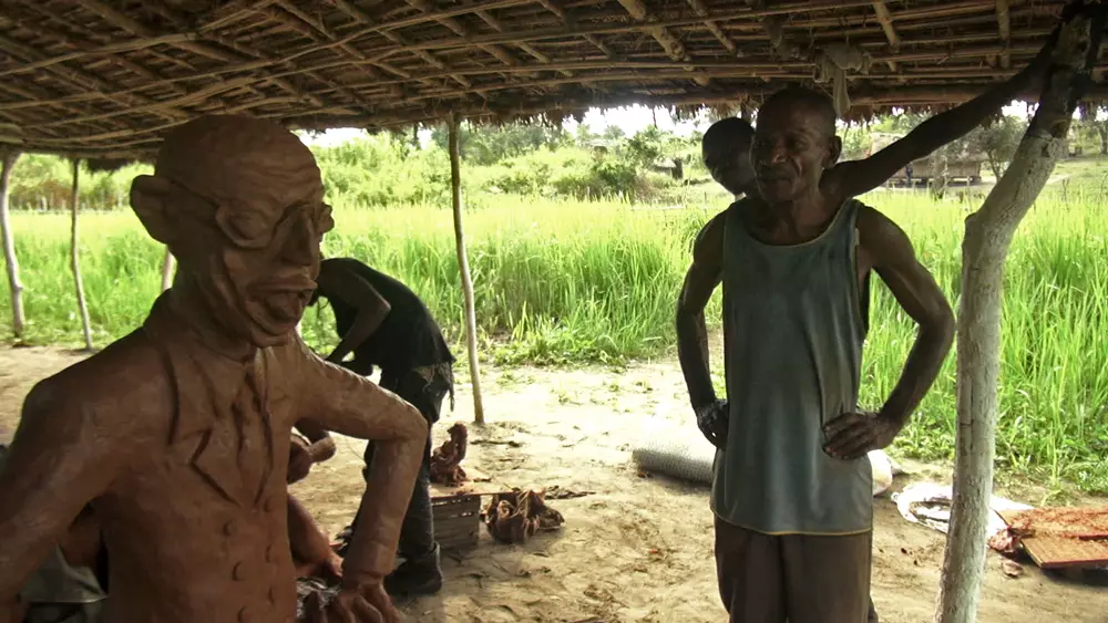 Jérémie Mabiala pohtimassa työtään, 2015. SculptureCenterin luvalla.