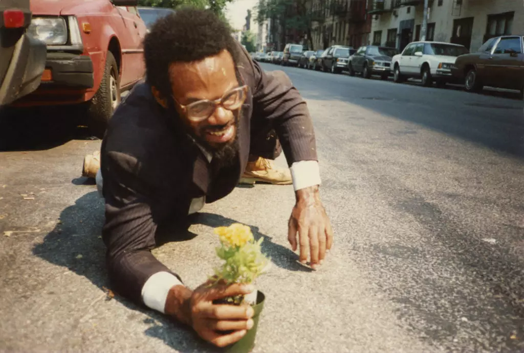 Pous. L, How Much is that Nigger in the Window a.k.a Tompkins Square Crawl, New York, 1991. © Pope. L. Met vergunning van die kunstenaars en Mitchell–Innes & Nash, New York.