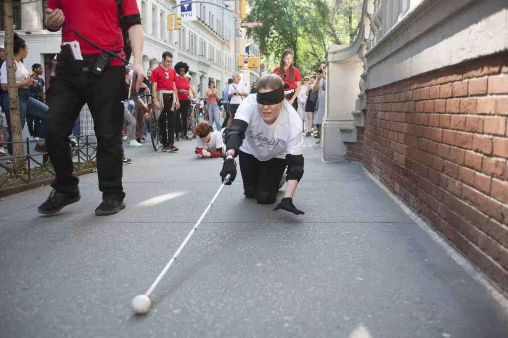 Die toestand van 'Het-Nie-Ness': Waarom Opvoeringskunstenaar Pope.L Sy liggaam op die spel plaas en kwesbaarheid omhels 4641_4