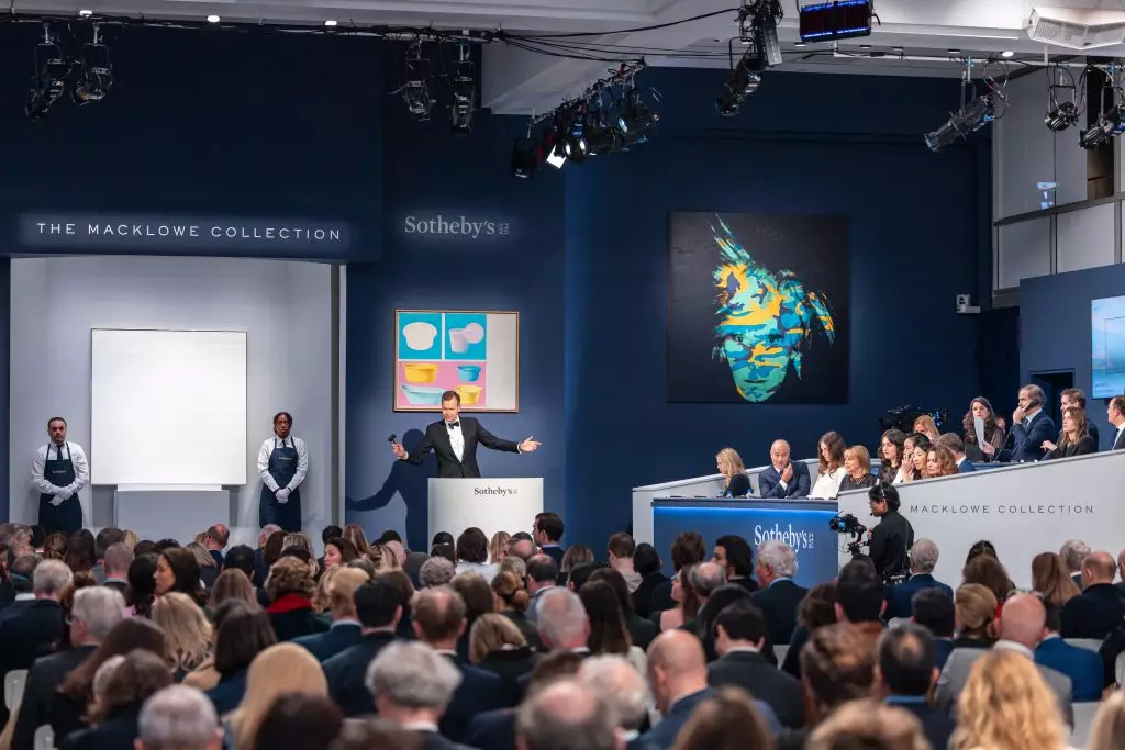 De Macklowe-verkoop van $ 922 miljoen bij Sotheby's verdringt het landgoed Rockefeller als de duurste particuliere kunstschat in de veilinggeschiedenis