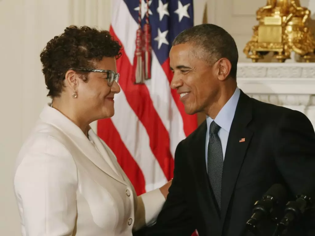 President Barack Obama hilser på den amerikanske poeten Elizabeth Alexander i Det hvite hus. Foto av Mark Wilson/Getty Images.