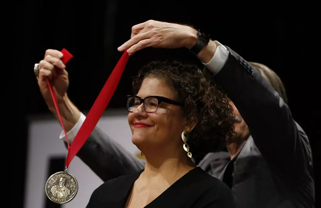 Elizabeth Alexander, présidente de la Fondation Andrew W. Mellon, reçoit la médaille W.E.B Du Bois lors d'une cérémonie au théâtre Sanders de Harvard. Photo de Jessica Rinaldi/The Boston Globe via Getty Images.