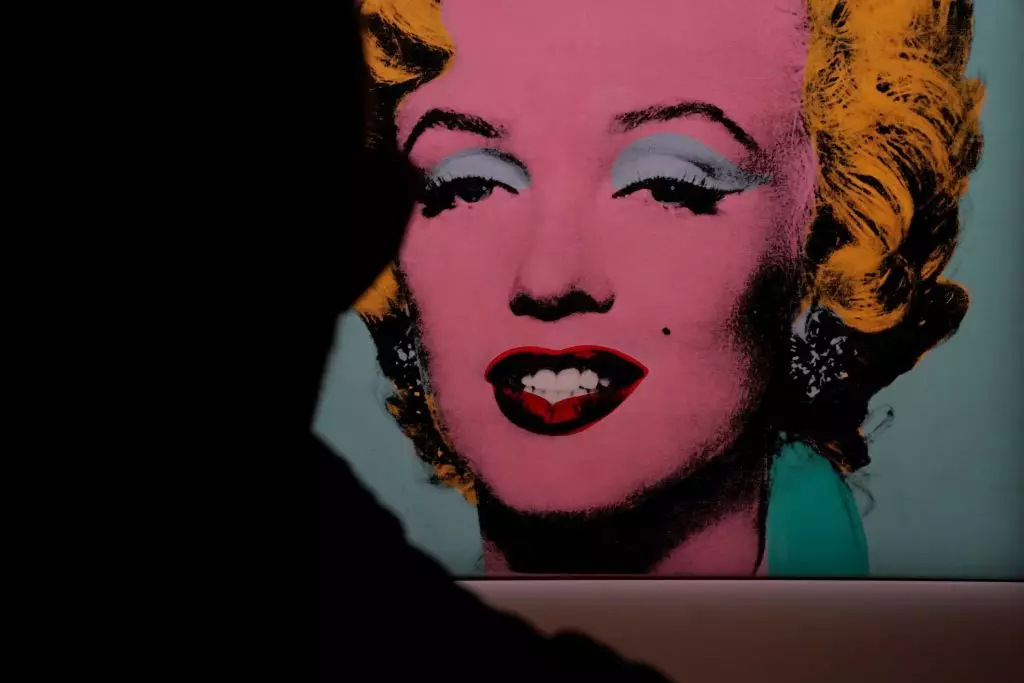 Egy éteri kék Warhol Marilyn 195 millió dollárért a Christie's-nél, ezzel a valaha eladott második legdrágább mű lett az aukción