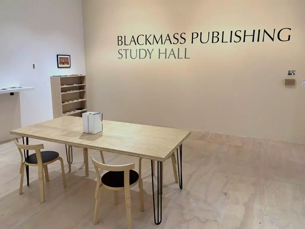 Installatioun Vue vun der Galerie gewidmet Blackmass Publishing an