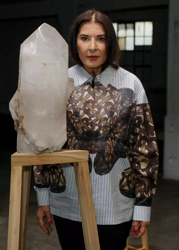 Marina Abramovic tuaj koom kev saib ua ntej ntawm 'Traces' los ntawm Marina Abramovic thiab WePresent los ntawm WeTransfer, ntawm Old Truman Brewery thaum lub Cuaj Hlis 9, 2021 hauv London, England. Duab los ntawm David M. Benett / Dave Benett / Getty Images rau WePresent / WeTransfer.