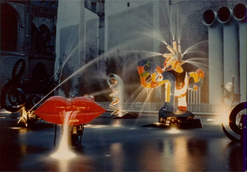 Niki de Saint Phalle. La fontaine Stravinsky. c. 1983. Ảnh: Green Moon Marketing. © 2021 Tổ chức nghệ thuật từ thiện Niki