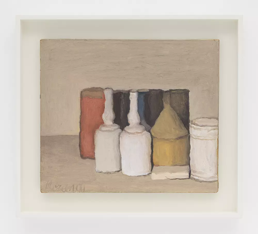 Giorgio Morandi, Natura morta (Still Life) (1953). © Artists Rights Society (ARS), ນິວຢອກ/SIAE, Rome. ມາລະຍາດ David Zwirner.