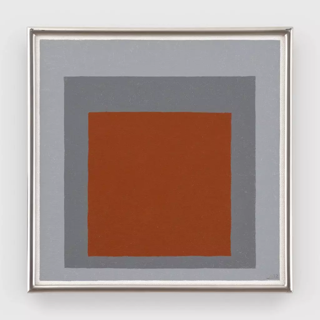 Josef Albers, Study to Homage to the Square (1973). ©ມູນນິທິ Josef ແລະ Anni Albers / ສະມາຄົມສິດທິນັກສິລະປິນ (ARS), ນິວຢອກ. ມາລະຍາດຈາກມູນນິທິ Josef ແລະ Anni Albers ແລະ David Zwirner