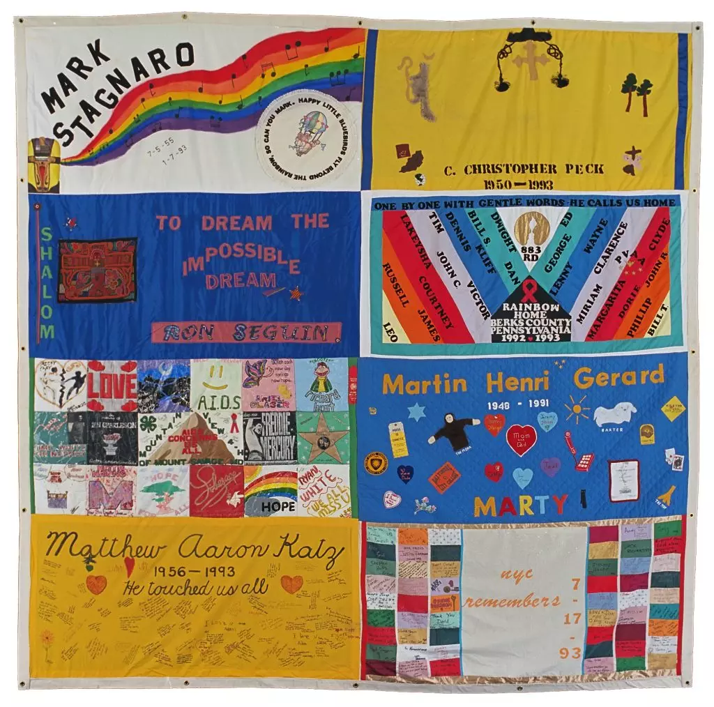 Panèl AIDS Memorial Quilt ki soti nan pwojè NAMES. Koutwazi mize atizay Toledo.