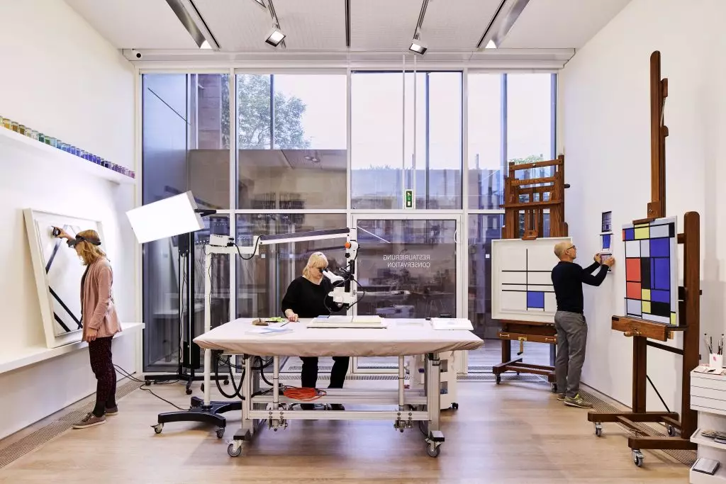 Conservatoren van de Fondation Beyeler aan het werk aan schilderijen van Piet Mondriaan. Foto met dank aan Fondation Beyeler en La Prairie.