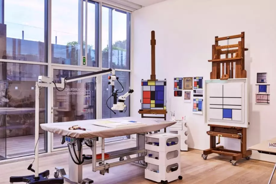 The conservation studio at the Fondation Beyeler, with paintings by Piet Mondrian. Photo courtesy Fondation Beyeler and La Prairie.