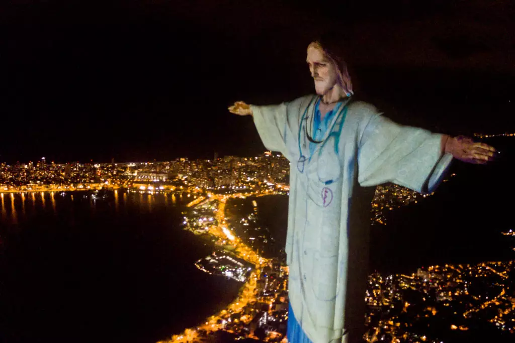 Rio-de-Janeyro shahri arxiyepiskopi sifatida Qutqaruvchi Masihning yoritilgan haykali havodan ko'rinishi. (Buda Mendes/Getty Images surati)