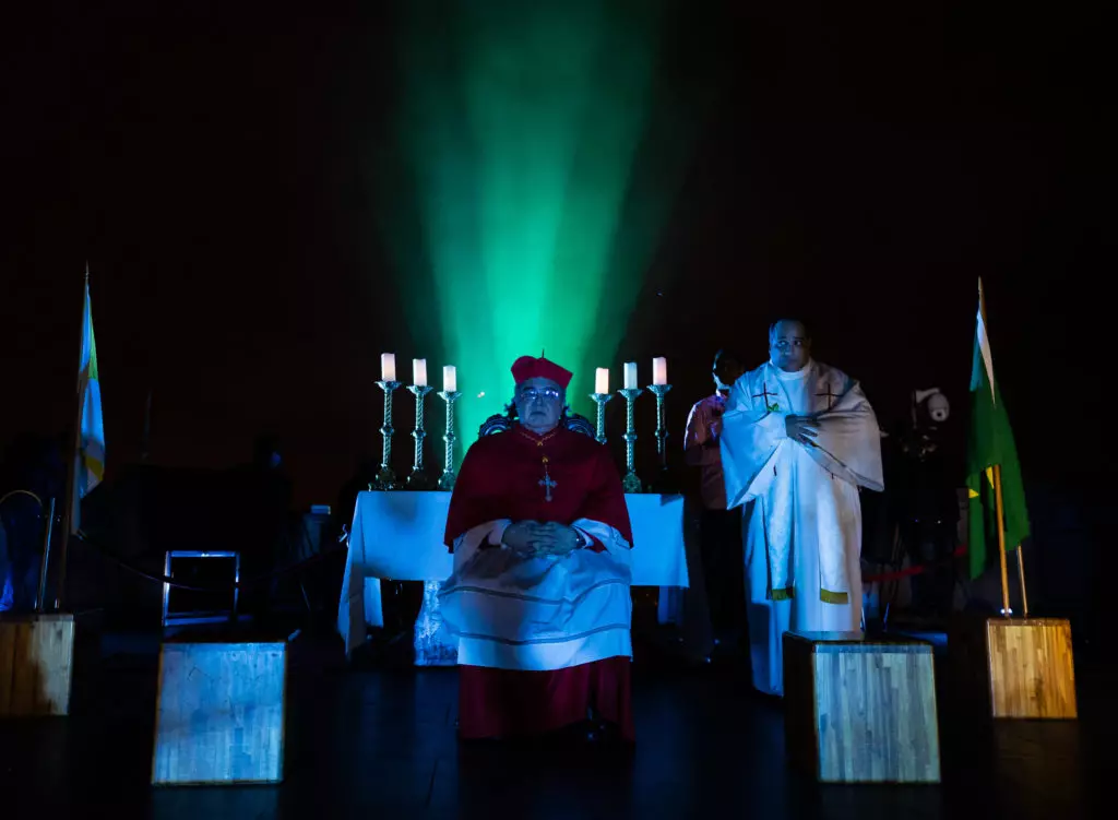 Rio-de-Janeyro shahri arxiyepiskopi Dom Orani Tempesta Braziliyani muqaddaslash akti sharafiga ibodat qilmoqda. (Buda Mendes/Getty Images surati)