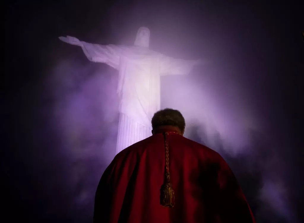 Rio de Janeiro ha utilizzato una tecnologia all'avanguardia per trasformare la sua gigantesca statua di Gesù in un medico per onorare gli operatori sanitari 4908_2