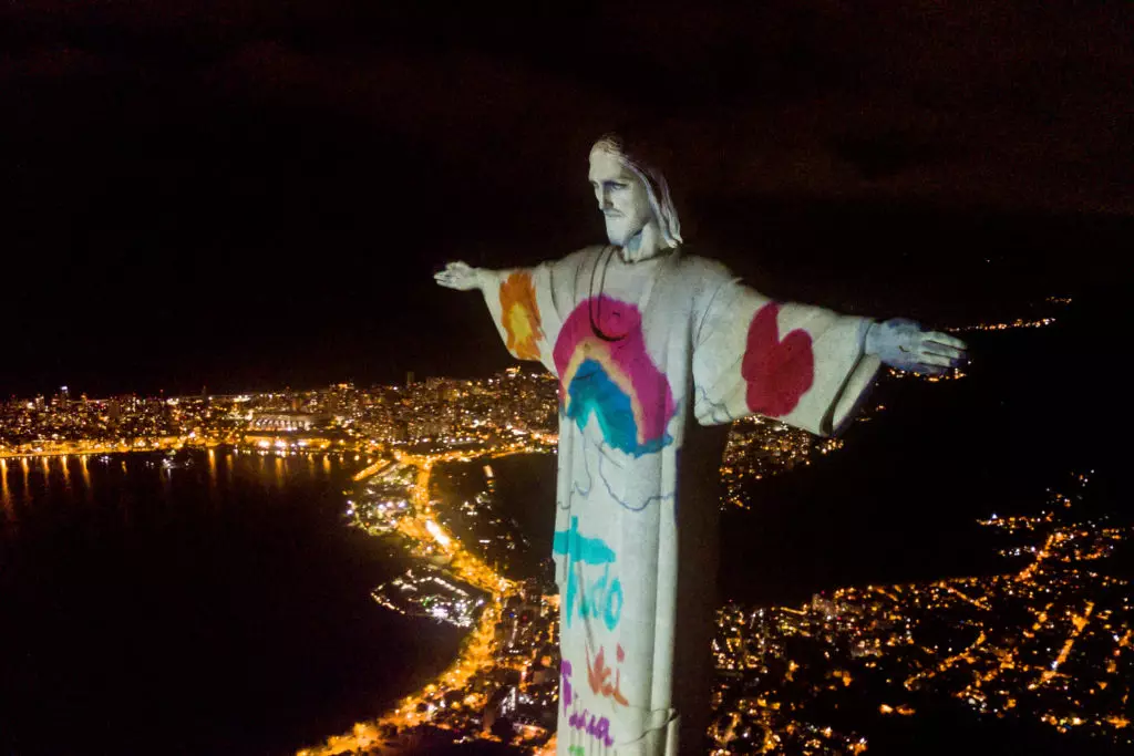 Rio de Janeiro te itilize teknoloji dènye kri pou transfòme estati jeyan Jezi a an yon doktè pou onore travayè swen sante yo. 4908_4