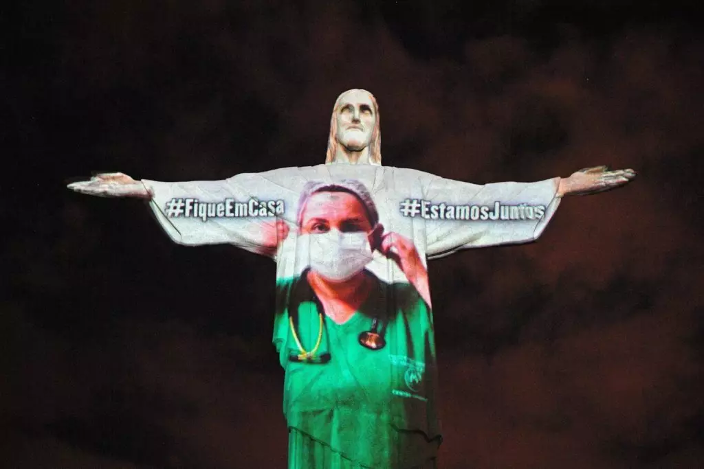 Rio de Janeiro het die nuutste tegnologie gebruik om sy reusagtige Jesus-standbeeld in 'n dokter te omskep om gesondheidsorgwerkers te vereer 4908_6