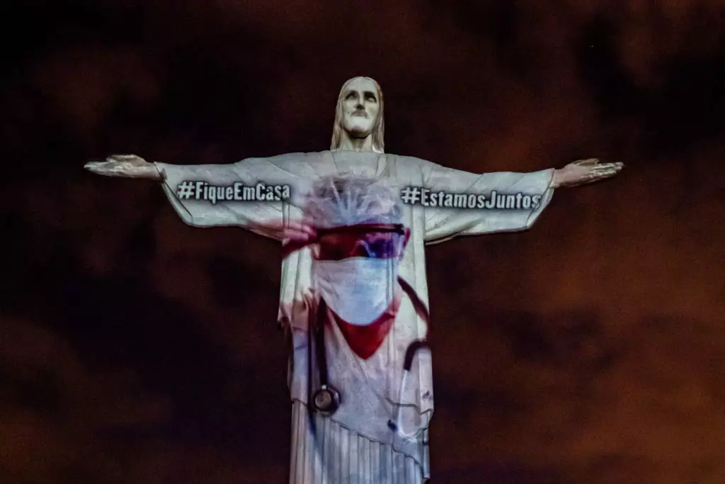 Uitsig op die verligte standbeeld van Christus die Verlosser. (Foto deur Buda Mendes/Getty Images)