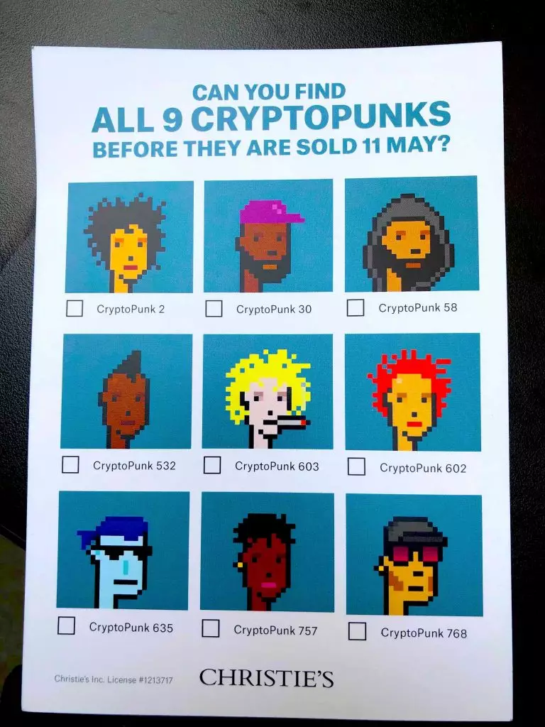 Flyer som en del af Christies salgsfremmende kampagne for sit salg af ni CryptoPunks. Foto af Katya Kazakina.