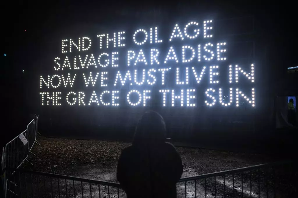 'End The Oil Age Salvage Paradise Now We Must Live In The Grace Of The Sun' designet af kunstneren Robert Montgomery og Little Sun i samarbejde med Octopus Energy og MTArt Agency. (Foto af Peter Summers/Getty Images)