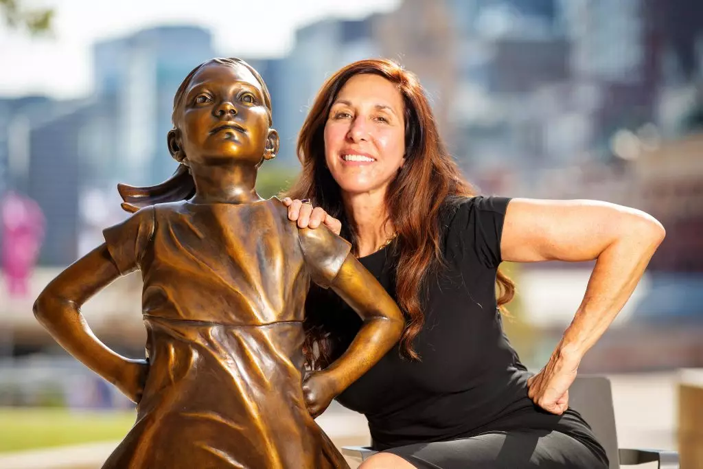 Kristen Visbal sareng potonganna Fearless Girl di Federation Square di Melbourne, Victoria. Poto ku Mark Stewart / Newspix.