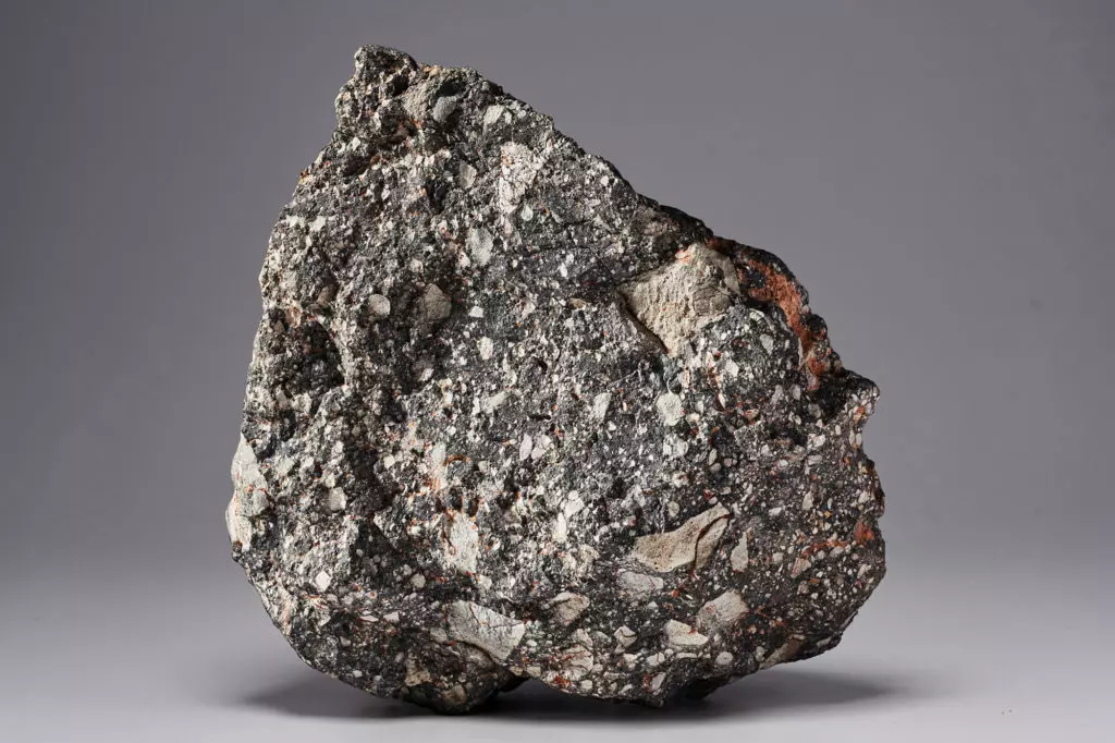 Ny meteorite volana NWA 12691 — ny ampahany fahadimy amin'ny volana lehibe indrindra eto an-tany. Avy amin'i Christie's.