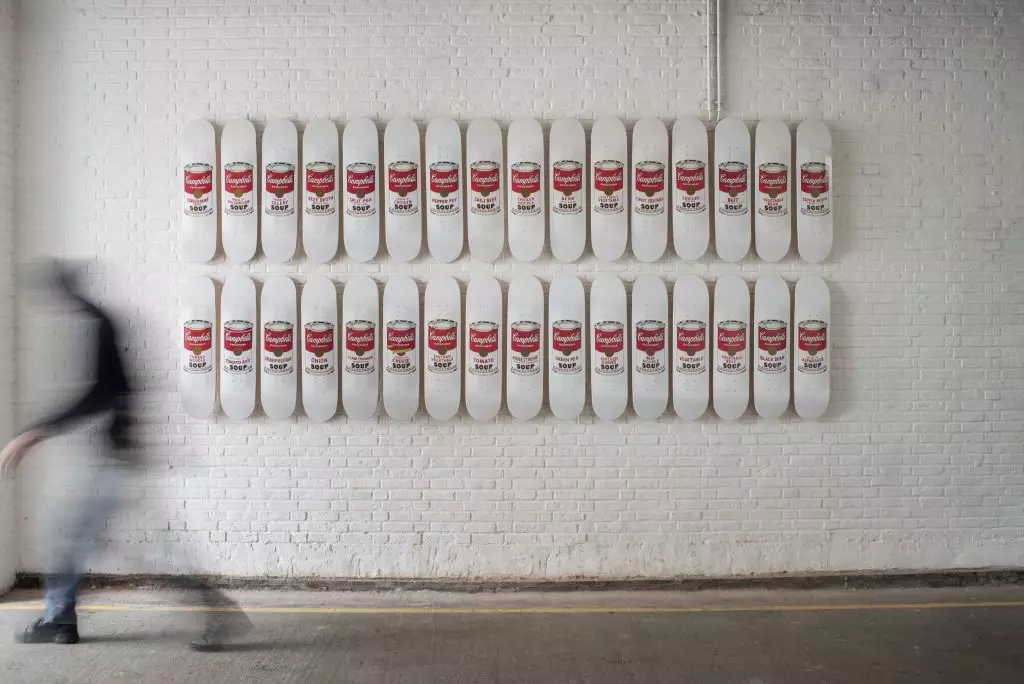 Isethi yamadekhi aphefumulelwe u-Andy Warhol, 32 Campbell's Soup Cans. Ngokuhlonishwa kwe-Skateroom. ©/®/™ I-Andy Warhol Foundation for the Visual Arts, INC. Ushicilelo olulinganiselwe.