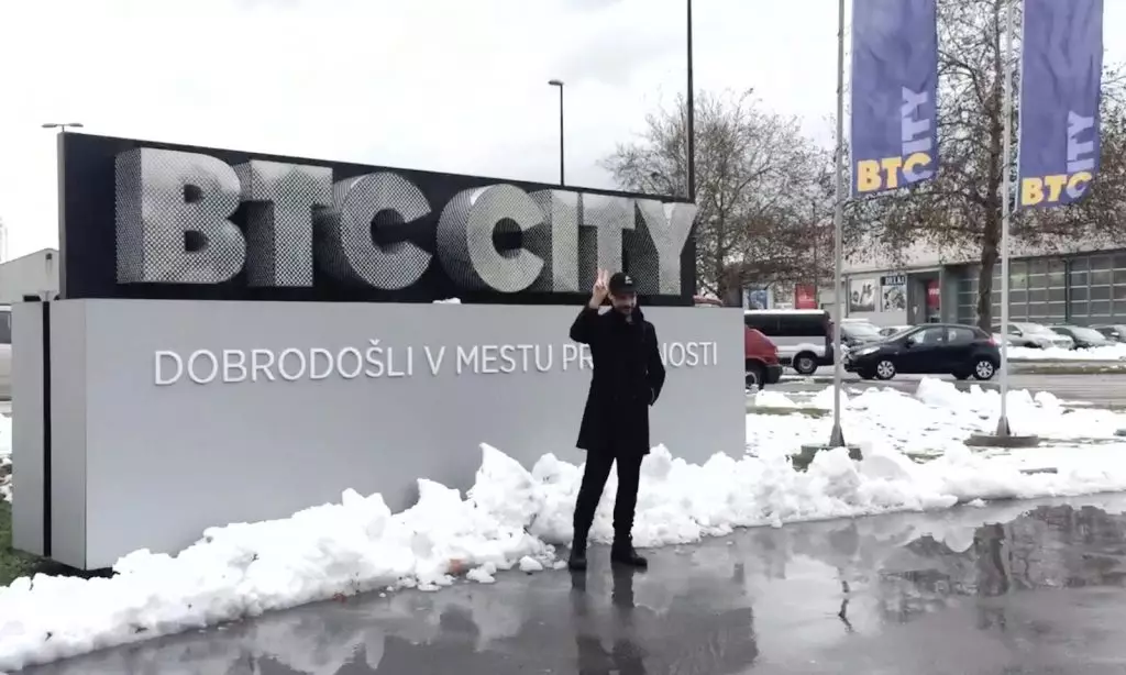 Крипто рәссамы Миха Артнак дөньяны Bitcoin City булдырганына ышандырды. Хәзер ул NFTларның яңа сериясен бастыра 511_1