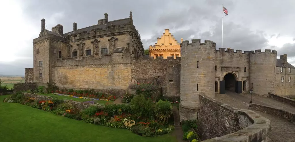 'Qof ayaa iigu jawaabay Tweet-kayga oo wuxuu ku yidhi' Waa inaad lahaataa xaflad Castle': Waa maxay sababta Trevor Jones uu NFT cusub uga siidaayo qalcadda Scotland 512_3