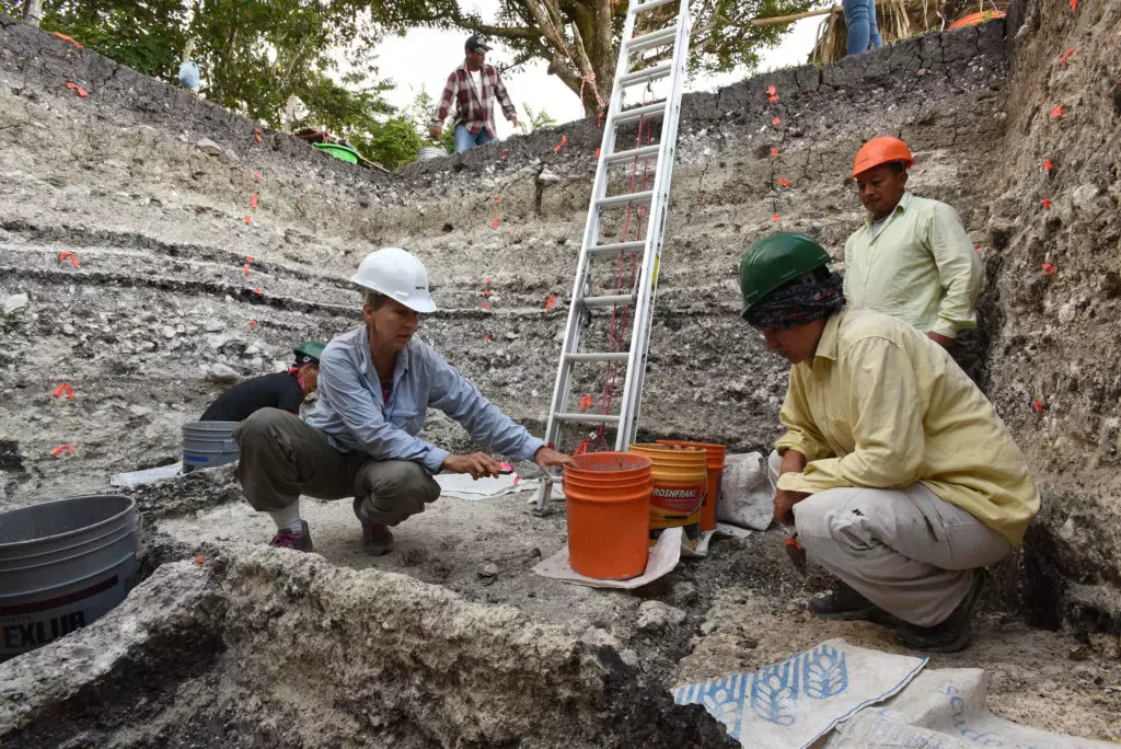 अगुआडा फेनिक्स में खुदाई करते हुए डेनिएला ट्रायडन (बाएं) और वेरोनिका वाज़क्वेज़ (दाएं)। ताकेशी इनोमाटा के सौजन्य से।