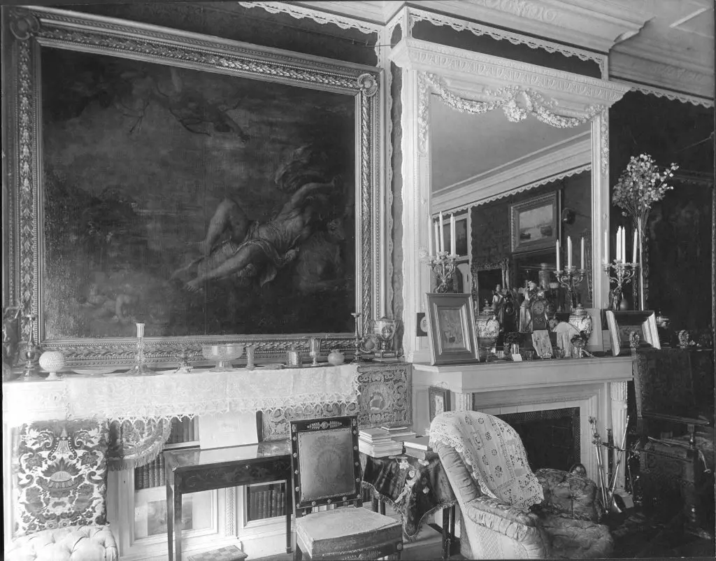 Titian's Rape of Europa dai rau hauv Red Drawing Room ntawm Isabella Stewart Gardner's Boston lub tsev, tam sim no lub tsev khaws puav pheej, xyoo 1900. Duab los ntawm Thomas E. Marr.