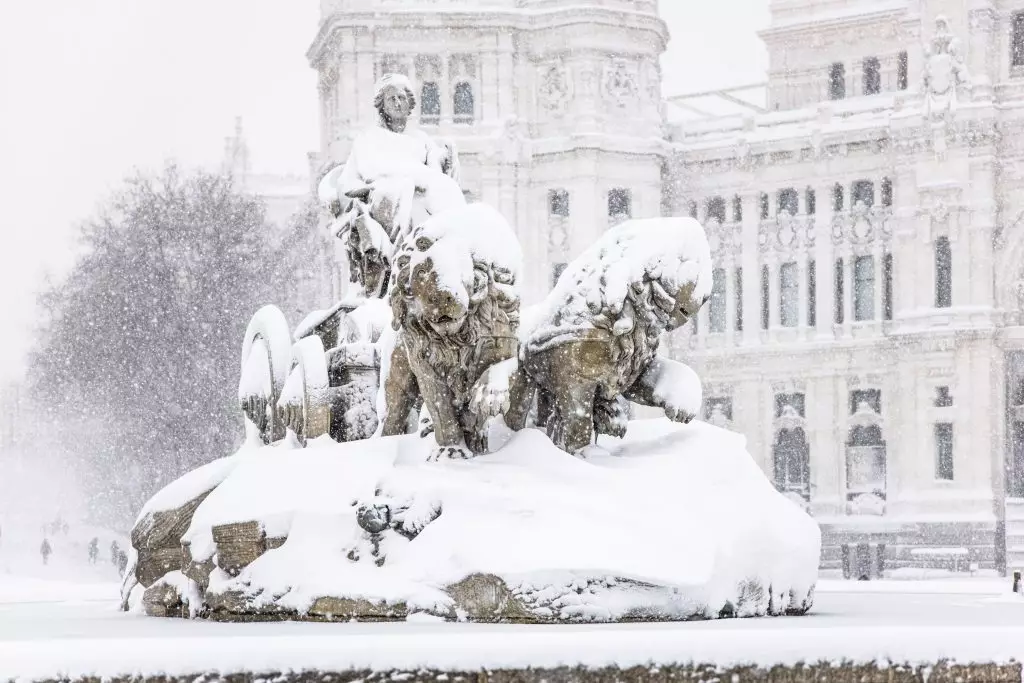 Oluyaworan Yi Yaworan Ẹwa Iwin-Bi Ẹwa ti Ilu Madrid ti O Din-din-din Ni Lakoko Blizzard Itan Ọsẹ to kọja. Wo Awọn aworan iyalẹnu Nibi