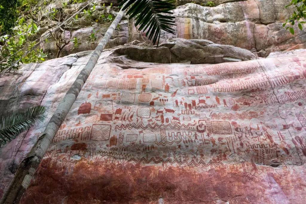 O le ata muamua-Columbian papa i Cerro Azul i le setete o Guaviare, Kolomupia e lata i le 12,000 tausaga. Ata na saunia e Marie-Claire Thomas, fa'aaloaloga Channel 4.