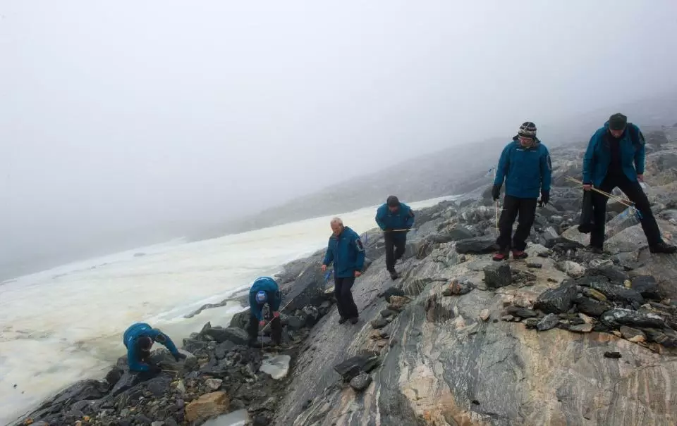 Anggota tim Rahasia saka tim Es sing nliti pass Lendbreen. Foto dening Johan Wildhagen, Palookaville.