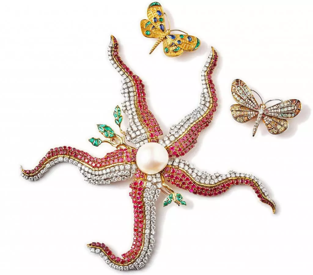 Salvador Dalí, Étoile de Mer Brooch. דער קינסטלער צוגעגעבן סוררעאַליסט דעטאַילס צו אַלע פון זיין פיין צירונג קרייישאַנז. פֿאַר בייַשפּיל, דעם סטאַרפיש האט צווייגן ינאַקספּליסאַבלי ספּראַוטינג פון דעם גוף און כולל צוויי פלאַטערל פּינס וואָס זענען קאַנסיווד ווי אַ טייל פון די פּלאַן. פאָטאָ דורך דזשייק אַרמאָר, אַרמאָר פאָטאָגראַפיע.