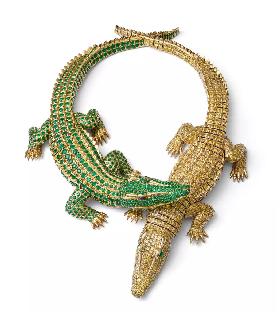 Según la leyenda, cuando la actriz María Félix encargó este collar, llevó cocodrilos bebés vivos a Cartier en París para que sirvieran como modelos para el diseño. La escultura realista del oro incluye escudos de piel de cocodrilo. Hay 60,02 quilates de elegantes diamantes amarillos intensos y 66,86 quilates de esmeraldas en el engaste. Foto de Nils Herrmann, Colección Cartier ©Cartier.