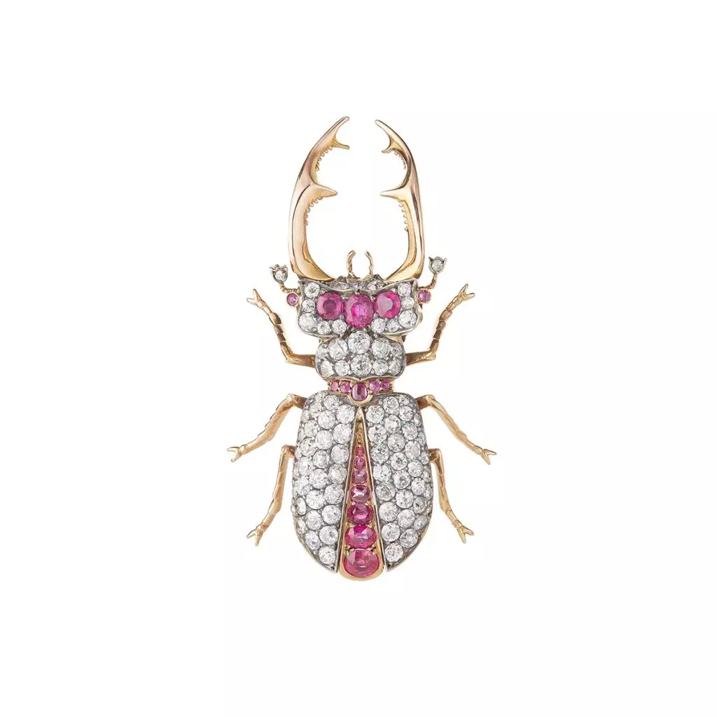 Boucheron stag beetle brooch inapangidwa mu 1895 kuchokera ku diamondi, rubi, golide, ndi golide woyera. Mwalawu uli ndi pini yochotsa kumbuyo, zomwe zimapangitsa kuti azivala ngati pendant, zokongoletsera tsitsi, kapena brooch. Chithunzi ©Boucheron.