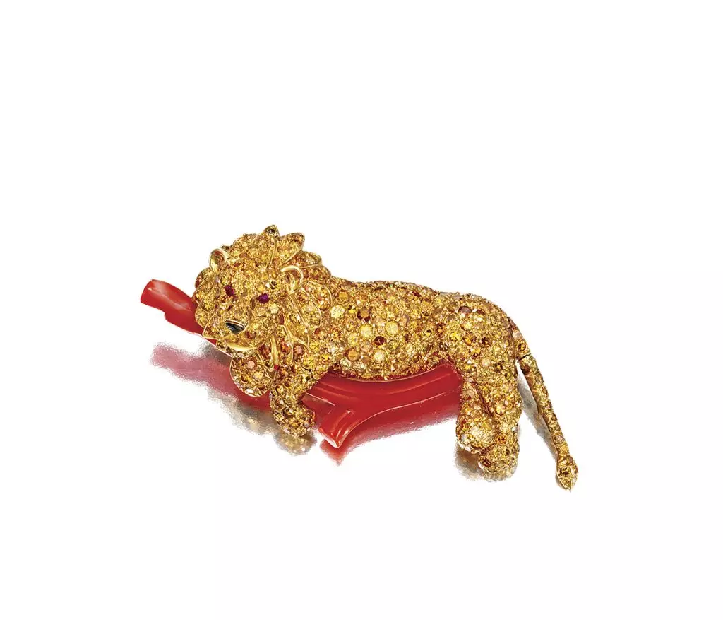 Este broche de león de Van Cleef & Arpels pertenece a la colección de la filántropa Brooke Astor, cuyo patrocinio de la Biblioteca Pública de Nueva York ha llevado a especular que la pieza podría haber sido un guiño a las estatuas de león de mármol que flanquean la entrada de la sucursal principal en la Quinta Avenida. . Foto ©Sotheby's.