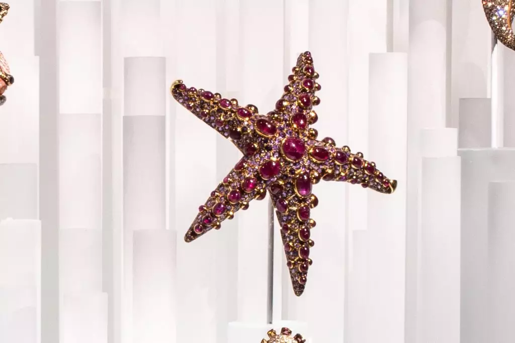 Amethysts pavé-set u 71 ruby cabochon ikopru l-wiċċ mgħawweġ u dirgħajn artikolati ta 'din il-brazzuletta tad-deheb starfish, li kienet iddisinjata minn Juliette Moutard għal René Boivin. Esperti jaħsbu biss erba 'eżempji tal-brazzuletta stilla tal-baħar li saru matul is-snin tletin. Ritratt ta' D. Finnin ©Mużew Amerikan tal-Istorja Naturali.