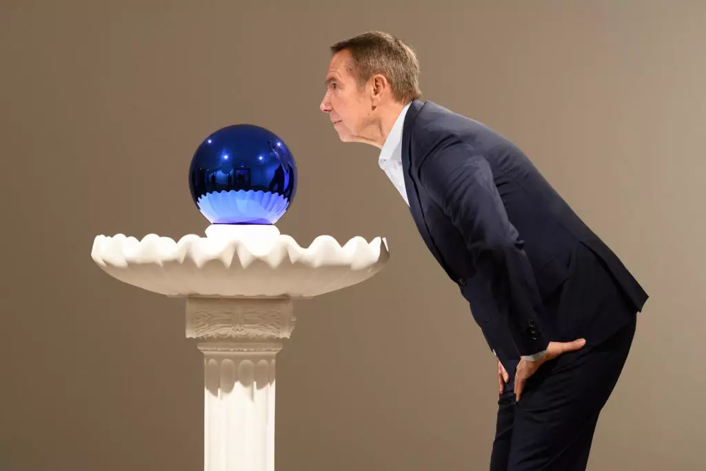 Yr artist o UDA Jeff Koons yn ystumio gyda Gazing Ball (Birdbath). Llun gan Leon Neal/Getty Images.