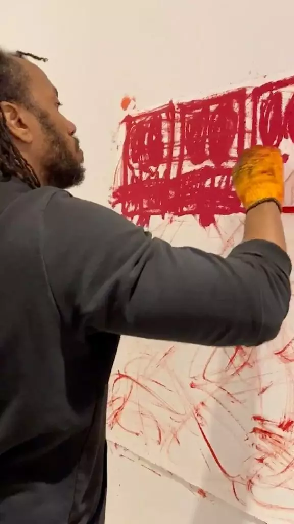 Rashid Johnson은 Untitled Anxious Red Drawing(2020) 작업을 하고 있습니다. 아티스트와 Hauser & Wirth 제공.