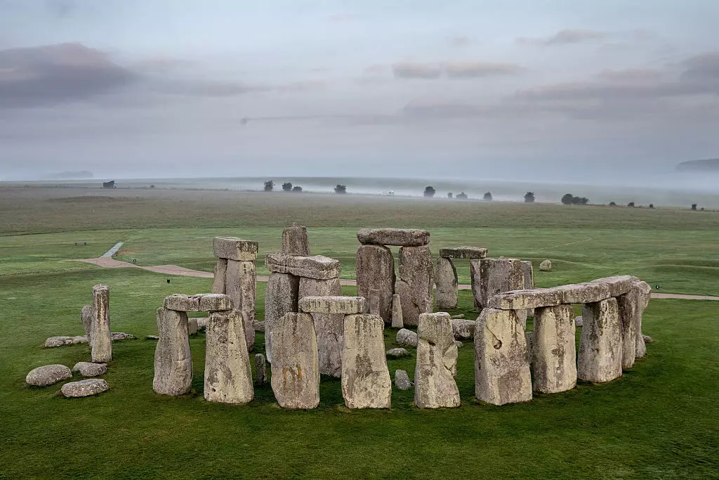 Este posibil ca stâncile interioare din Stonehenge să fi fost târâte la aproape 150 de mile de unde au fost extrase până la locul lor actual. Foto: Matt Cardy/Getty Images.