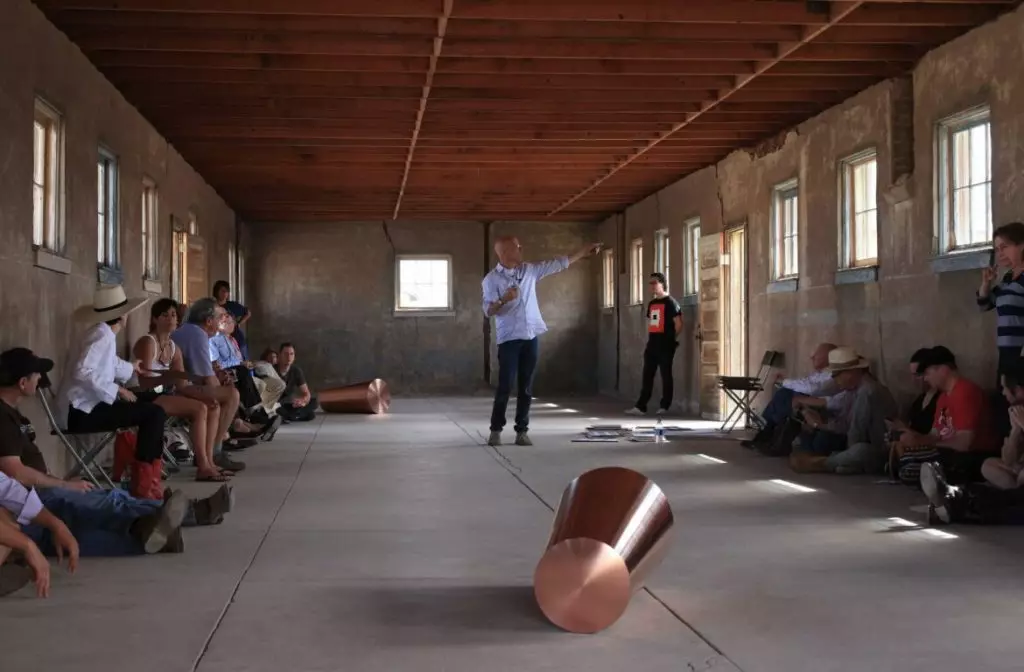 Rob Weiner drži govor u instalaciji Roni Horn, “Stvari koje se ponovo događaju: za neke ovdje i tamo” tokom Dana zajednice Chinati fondacije 2012. Fotografija ljubaznošću Chinati fondacije.